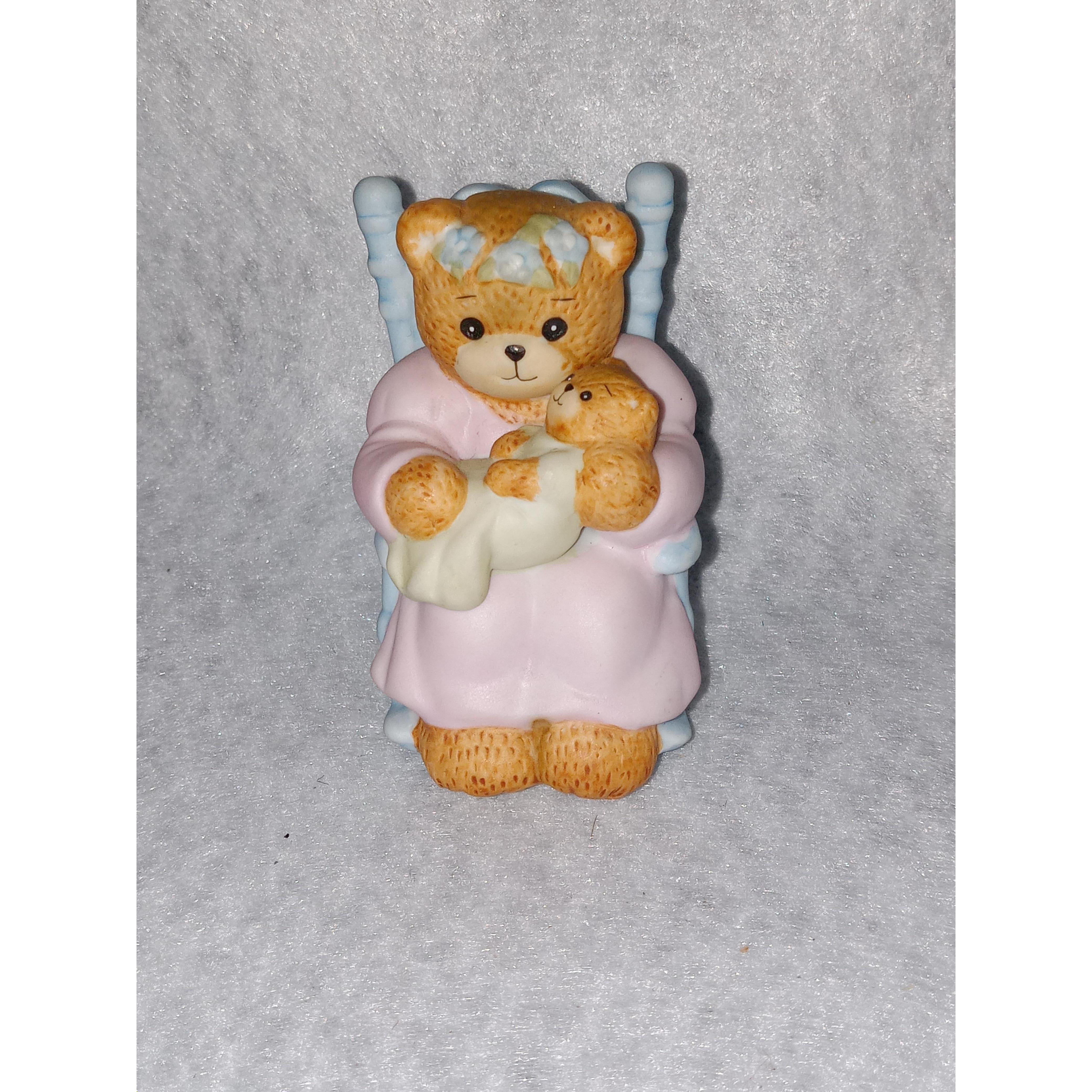 1986 Enesco Lucy Rigg Mother/Grandma w/ Baby Bear in Rocking Chair