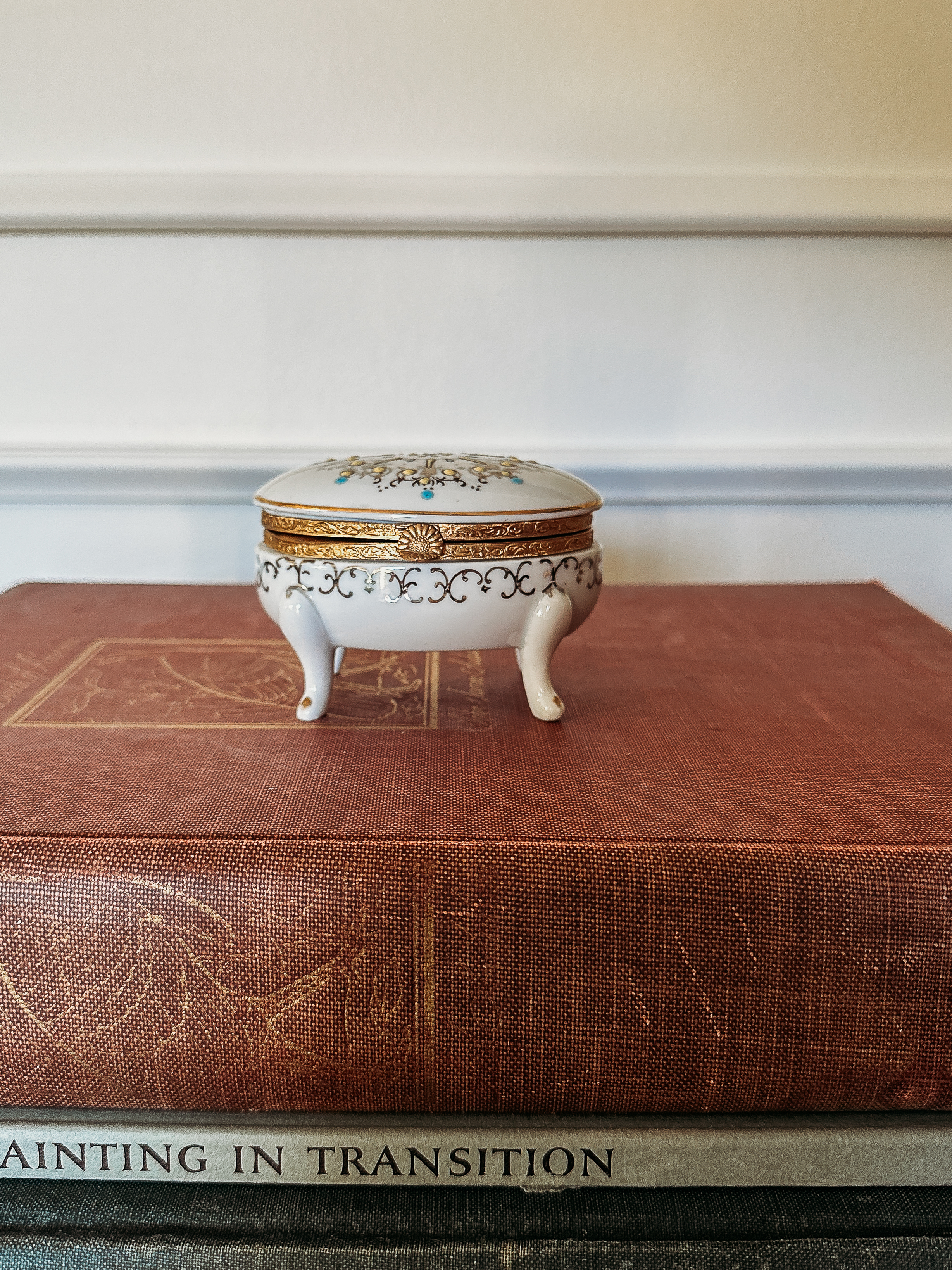 VINTAGE PORCELAIN LEGGED HINGED TRINKET BOX