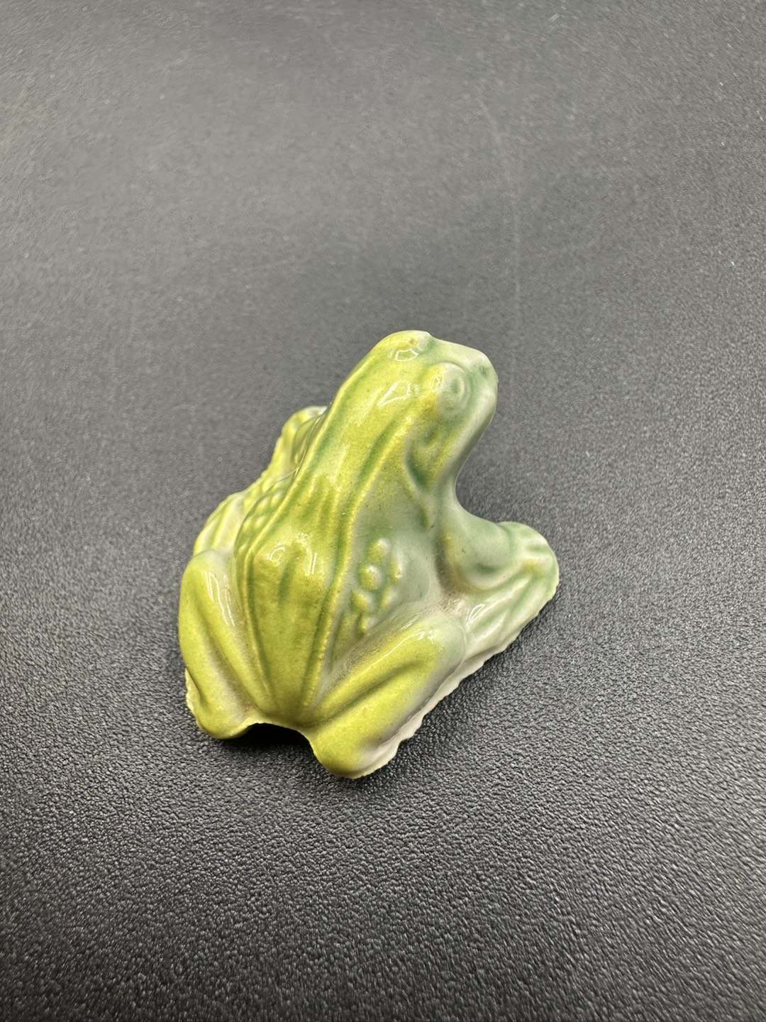 Wade Whimsies, Canadian Series 1, Two Tone Green Frog 1960s 1.25”W .5”T