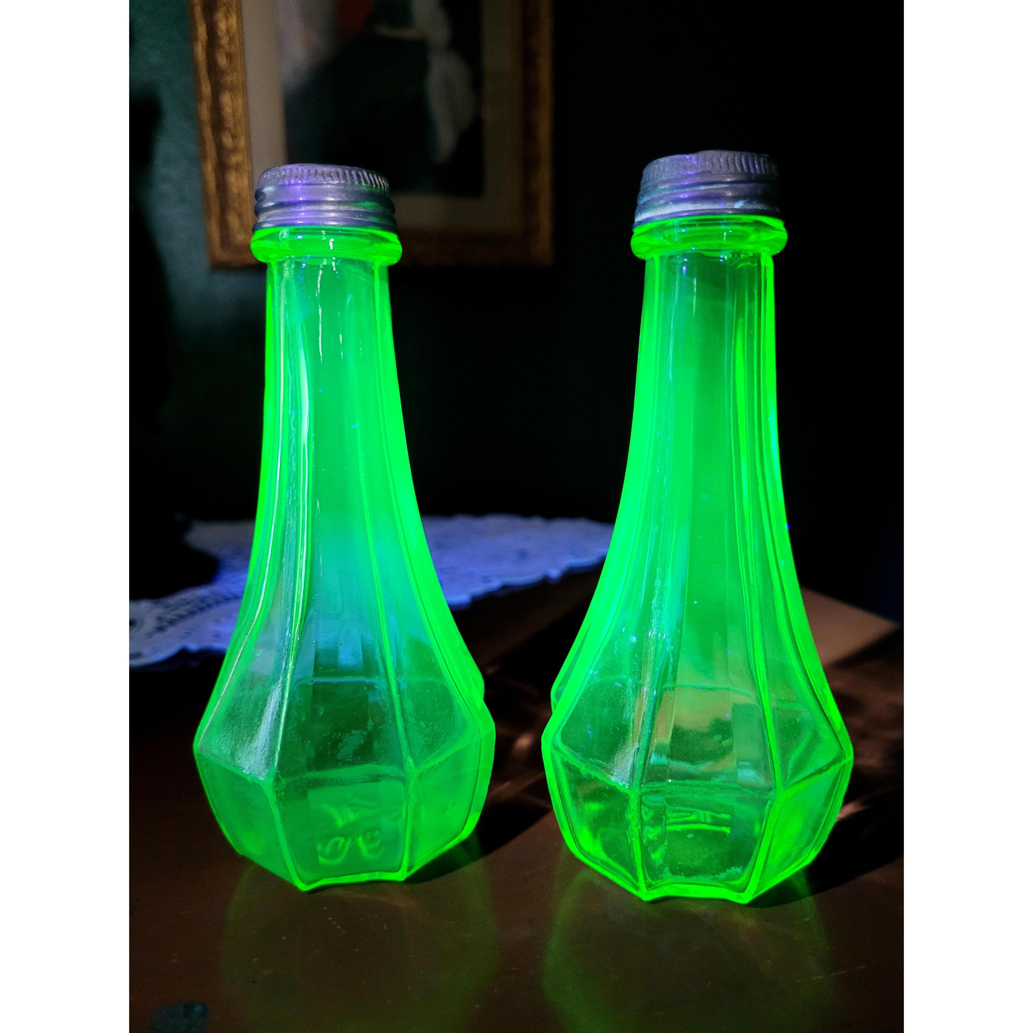 Vtg Hazel Atlas Uranium Depression Green Glass Large Salt & Pepper Shakers