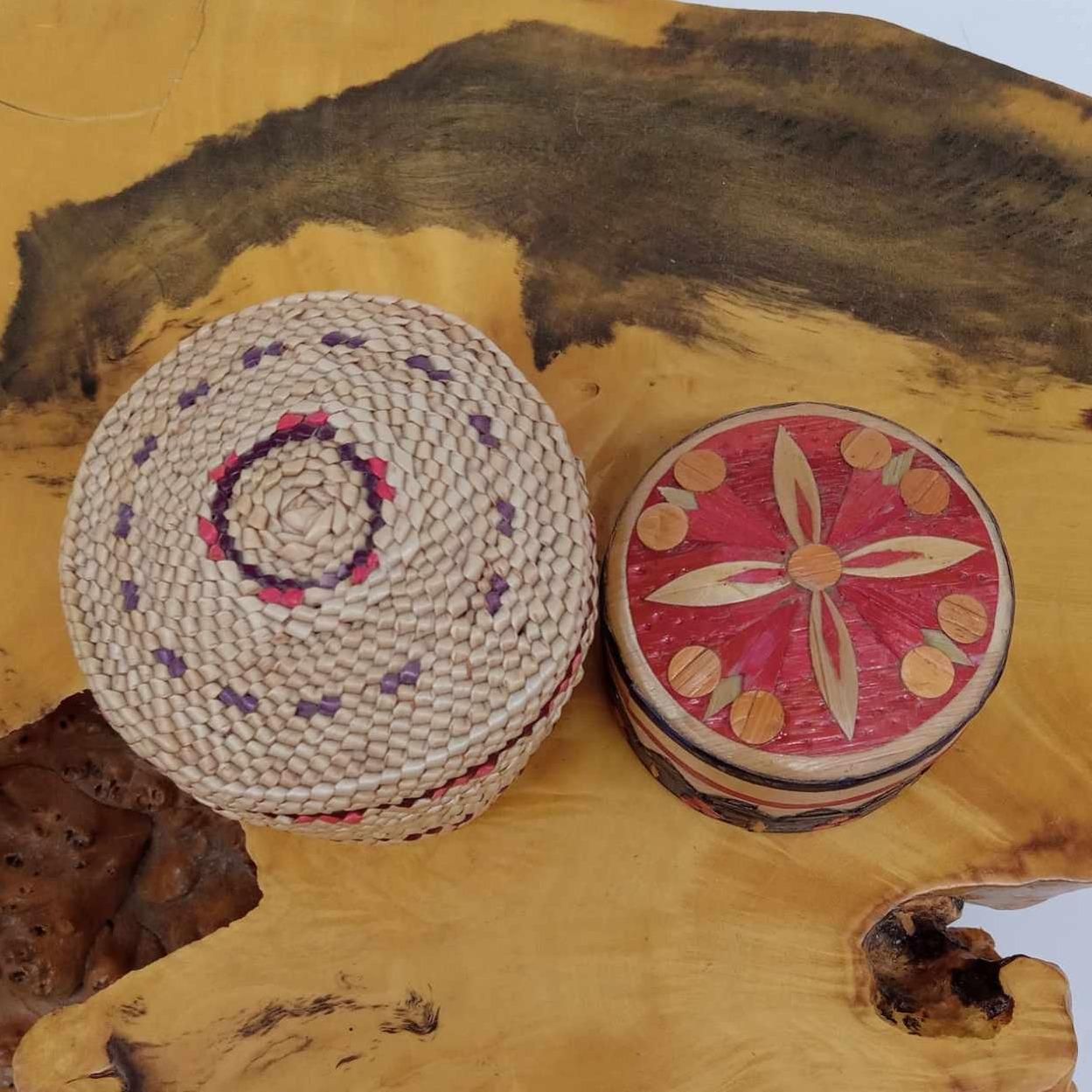 2 trinket boxes, basket, woven straw