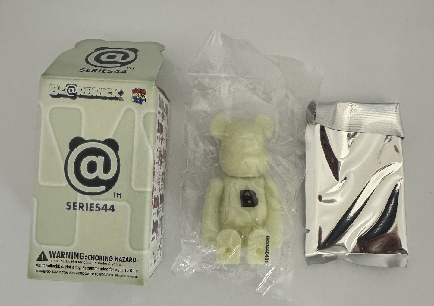 Medicom - Bearbrick - Series 44 - Basic B - 100% - Bearbrick Green Glow