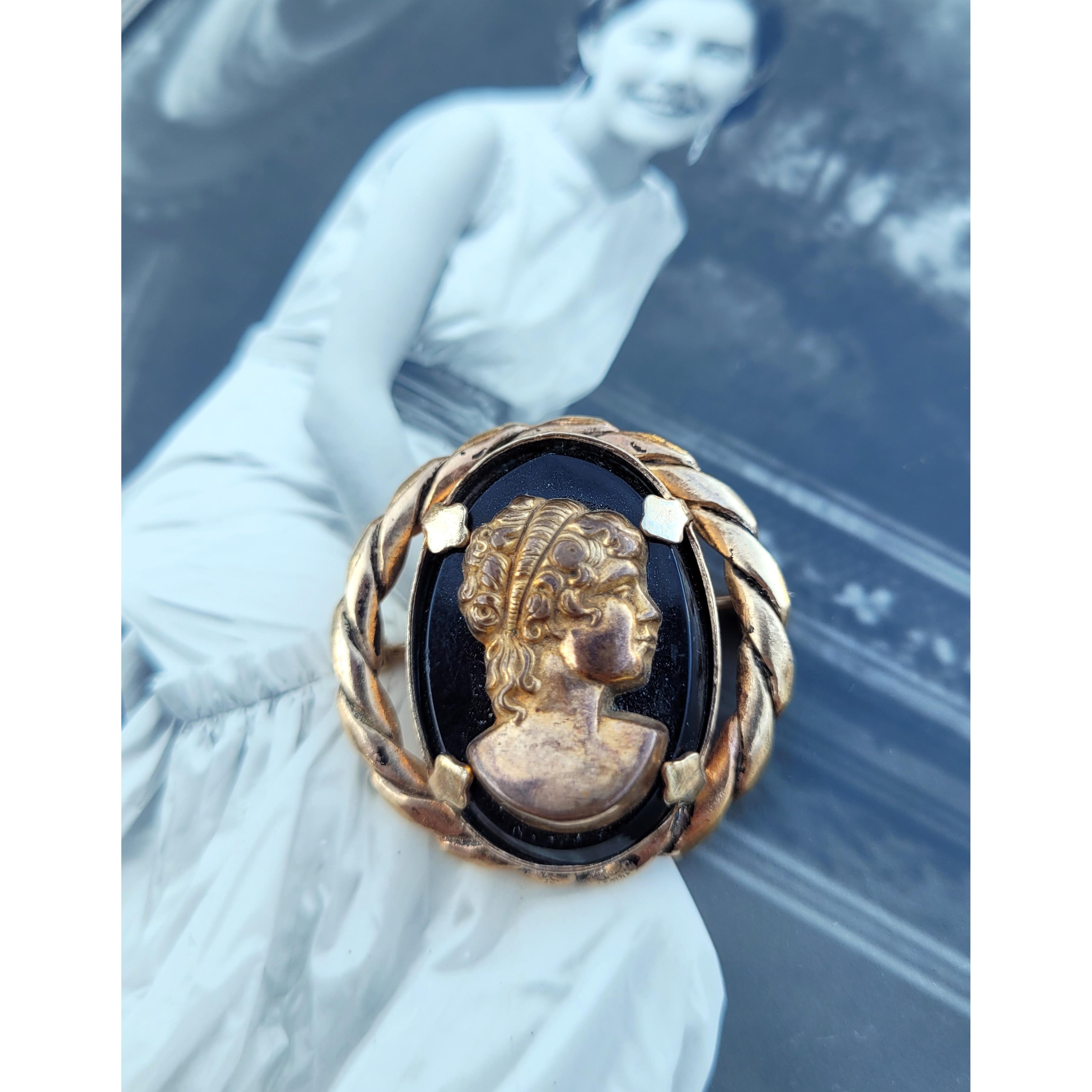 Vintage 70s Black Cameo Gold Tone Pin Brooch