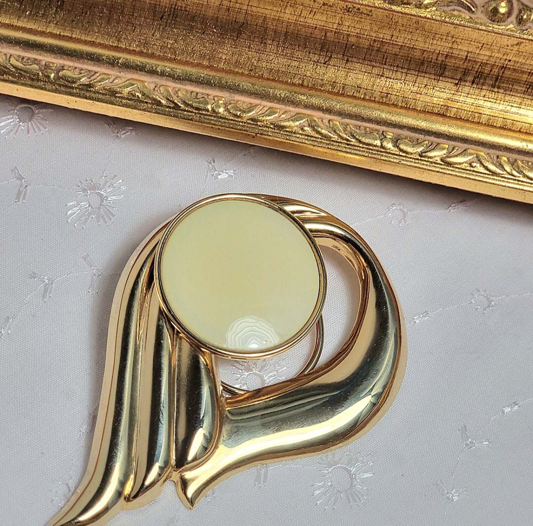 Vintage Jeri-Lou scarf clip with goldtone and cream color stone center