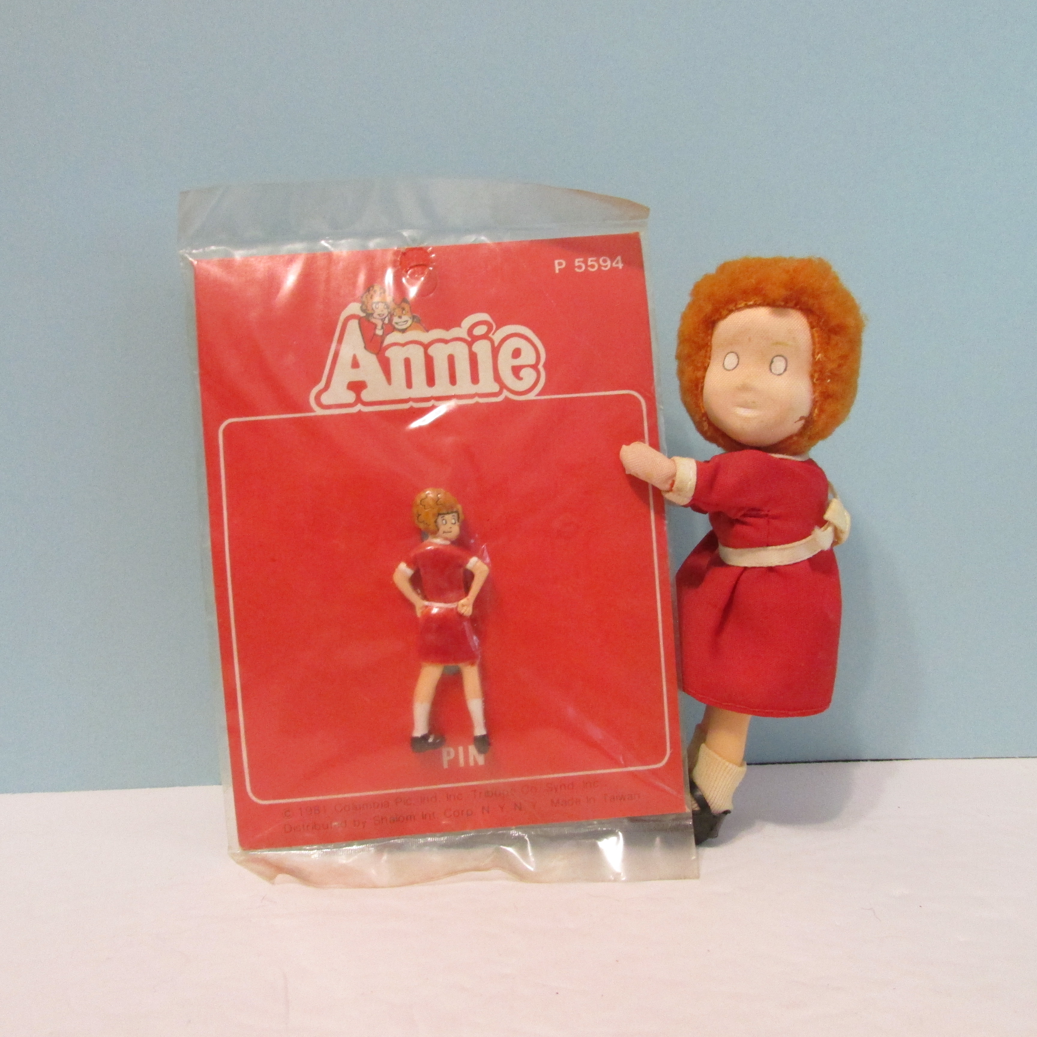 vintage Annie pin 1981 Columbia sealed pin P 5594 brooch and Applause ...