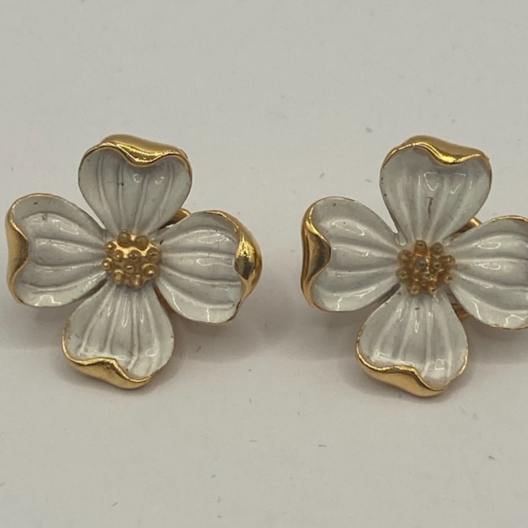 Vtg Crown Trifari Gold Toned And White Enamel Dogwood Clip-on Earrings