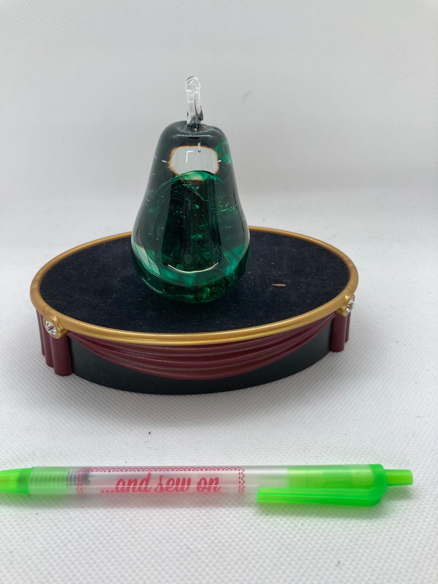 Small green pear paperweight bullicante bubbles