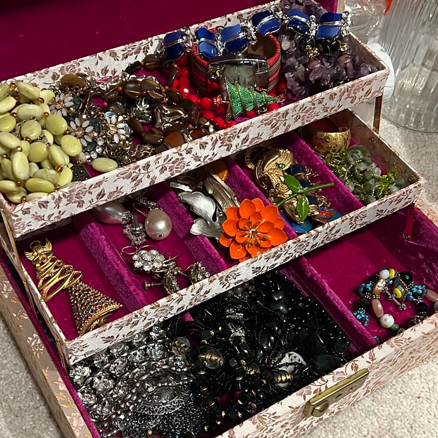 #02 - Pick Item From Jewelry Box #1