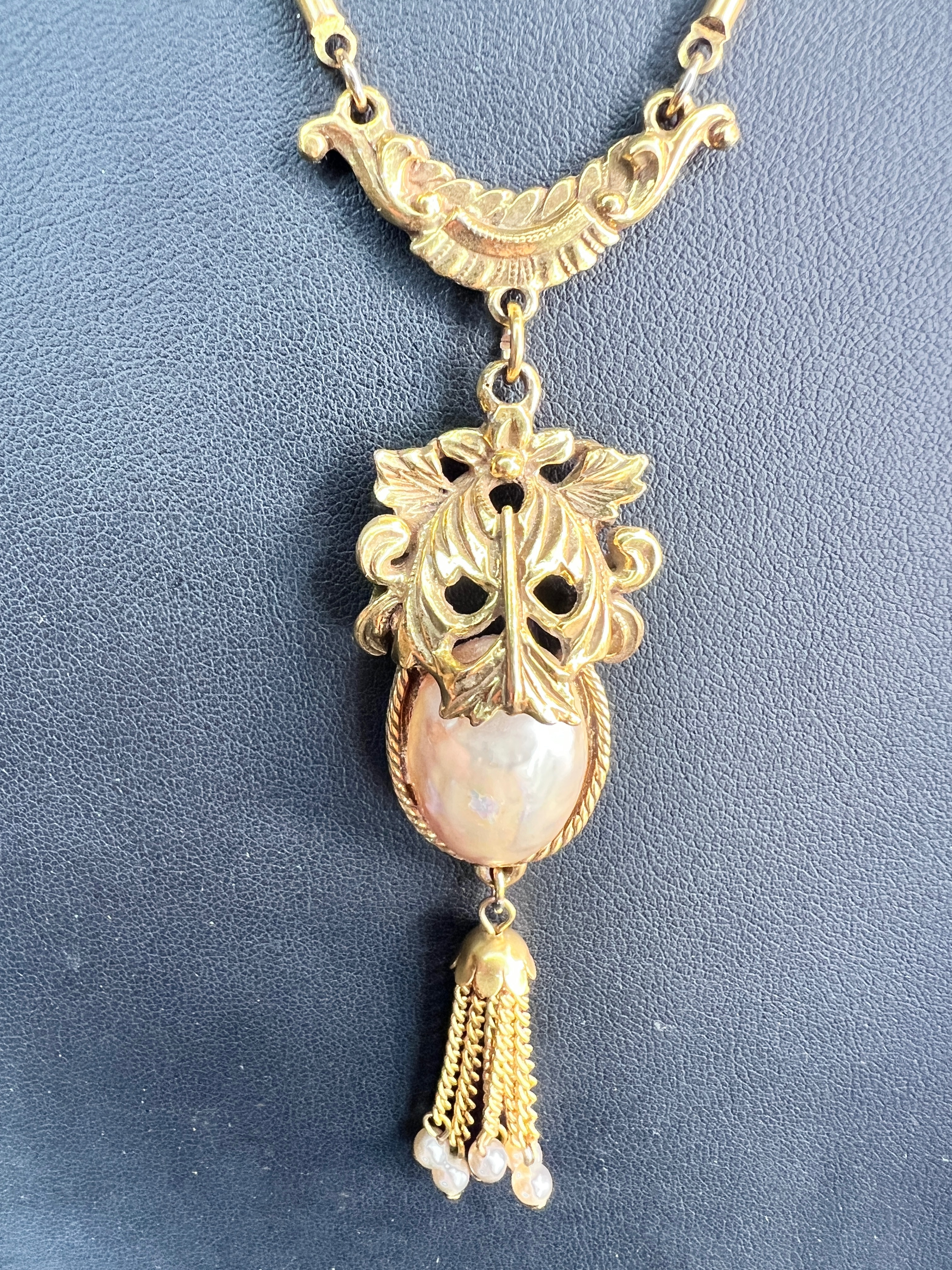 Goldette Faux Pearl and Gold Tone Lavaliere Lariat Pendant Fringe Necklace