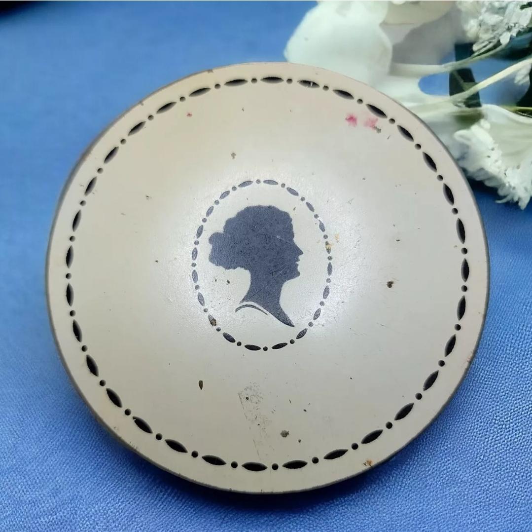 Vintage 4" Cameo Silhouette Powder Compact