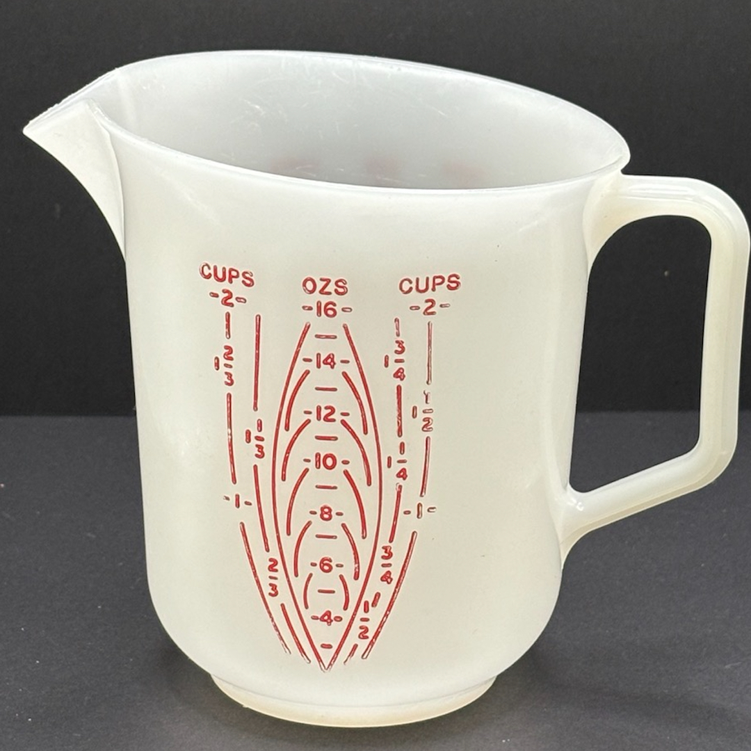 Vintage Tupperware Measuring 2 Cup w/Raised Red Lettering