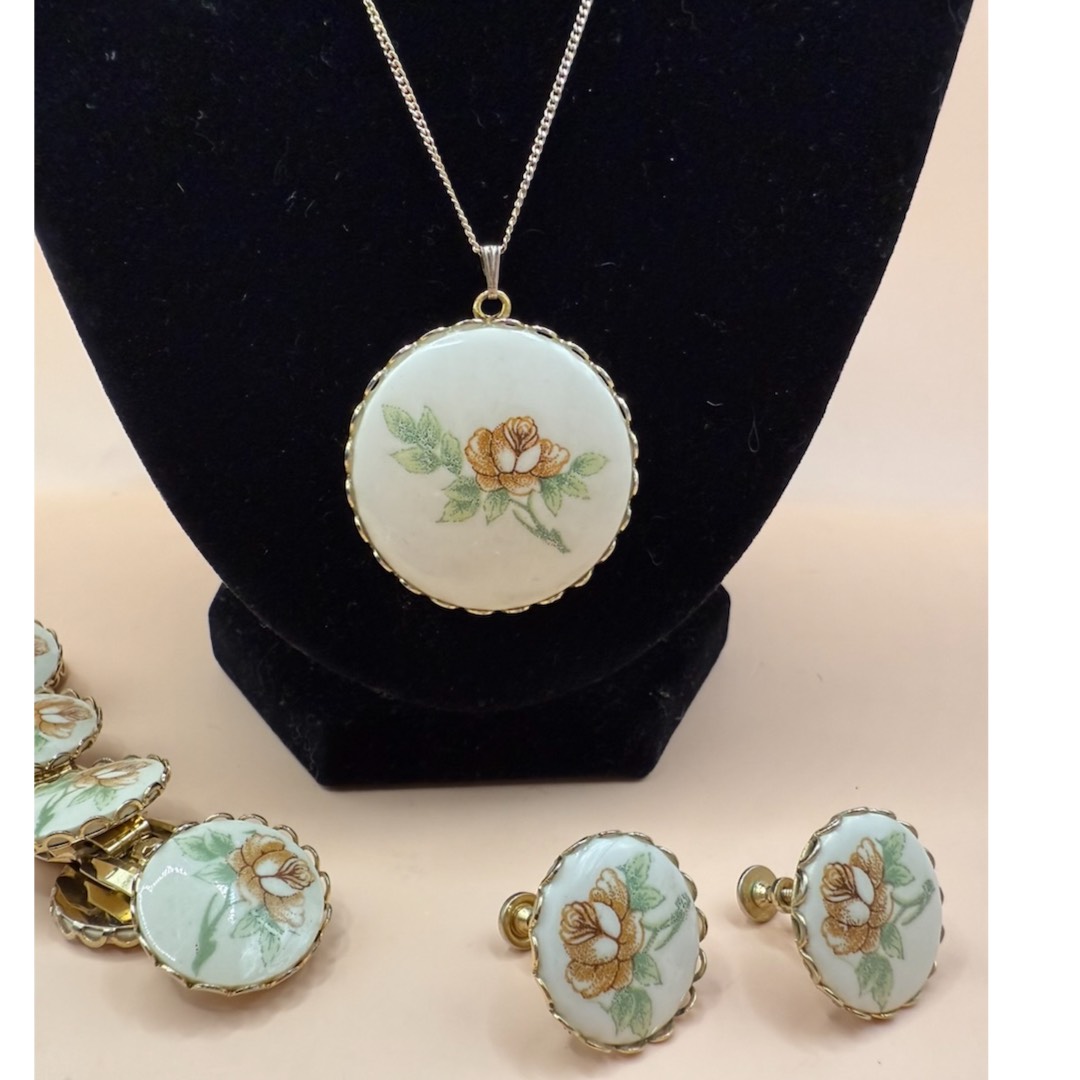 Mid-Century Peach Rosette Porcelain Pendant 1” Gold Tone Necklace 18 ...