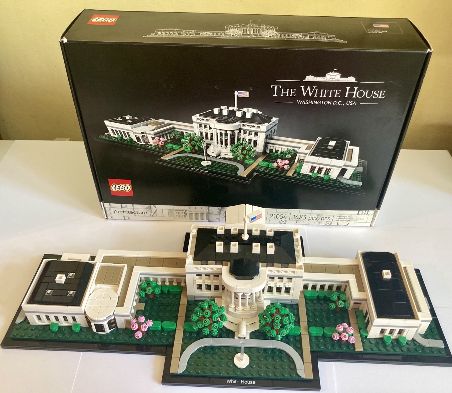 LEGO White House 21054 Complete Set With Damaged Box And Instructions