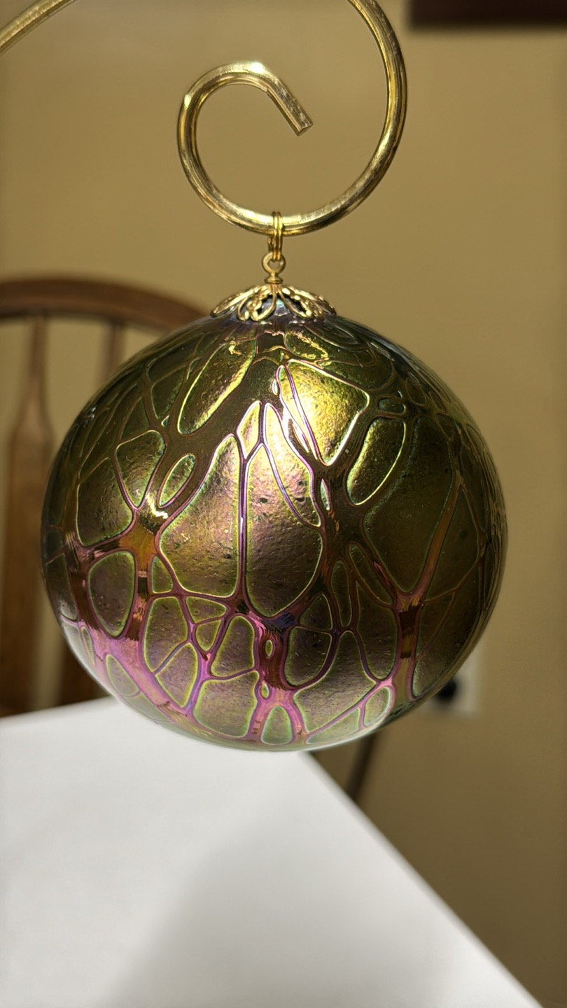 STUART ABELMAN GOLD Iridescent ART GLASS ORNAMENT 4”