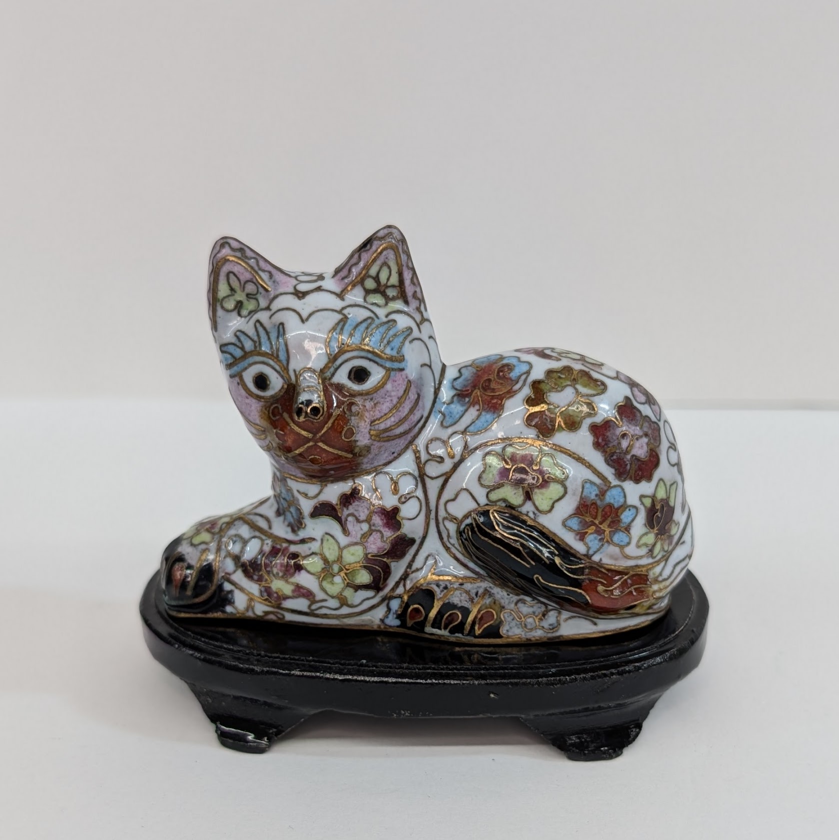 Vintage White Cloisonne Laying Cat Figurine Floral Enamel Wood Stand 2. ...