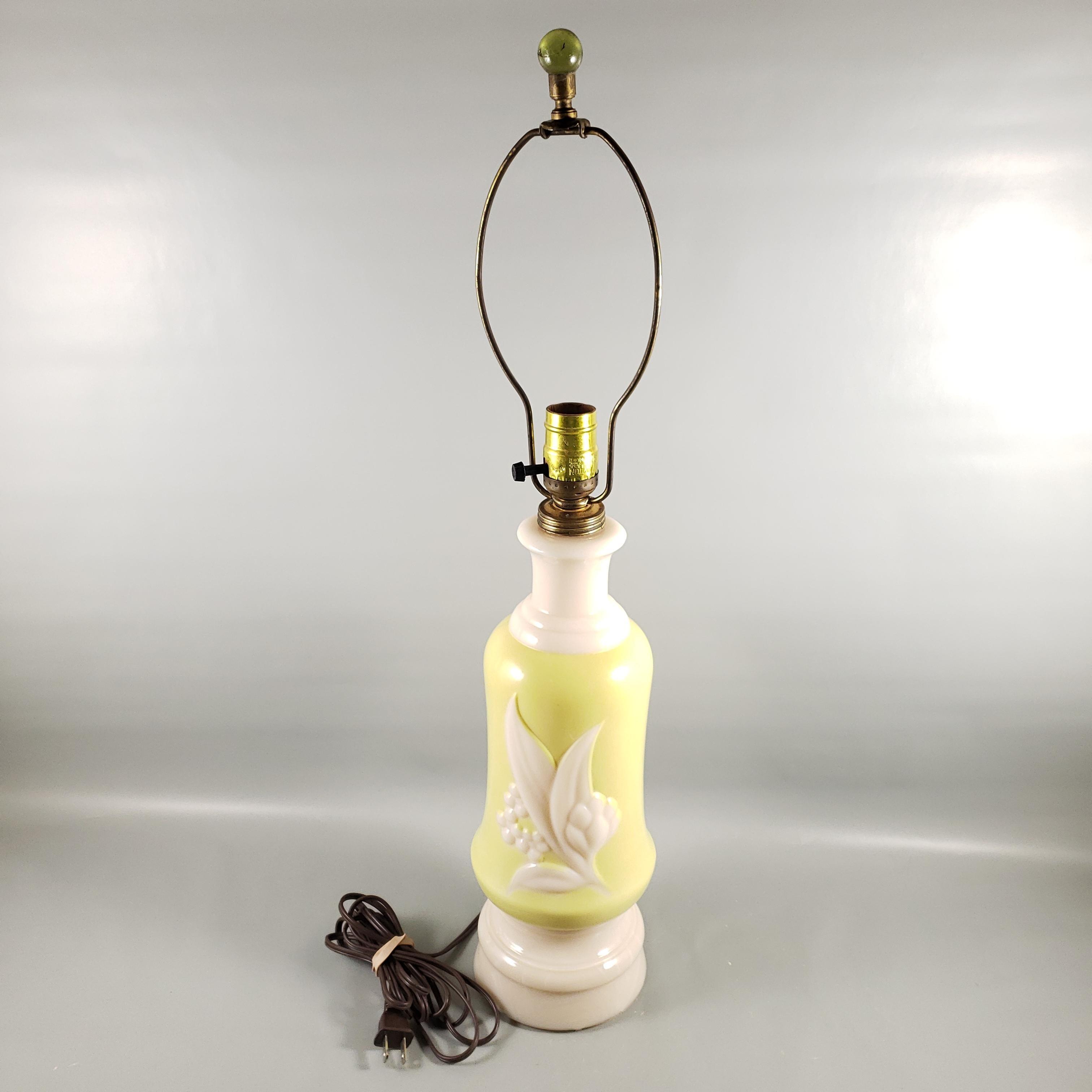 Vintage ART DECO ALADDIN Alacite Glass LILY OF THE VALLEY Chartreuse Lamp
