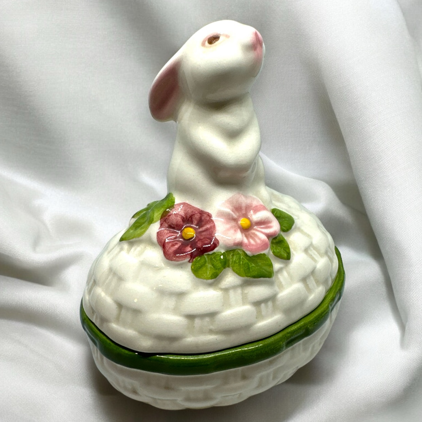 094. Vintage Bunny, Rabbit Trinket Jewelry Box. Avon 1982