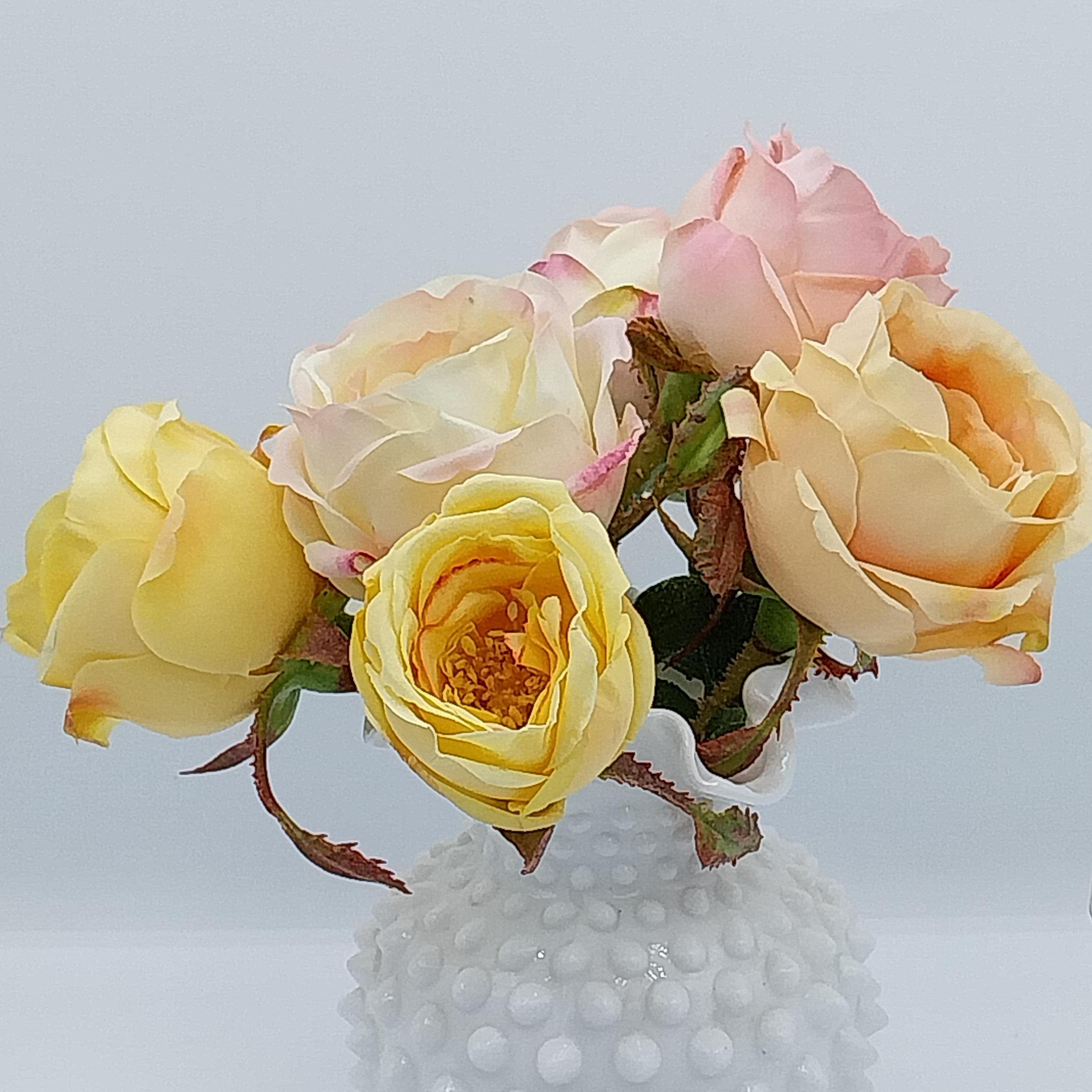 Short Bouquet of Vintage Beautiful High-Quality Realistic Silk Roses!