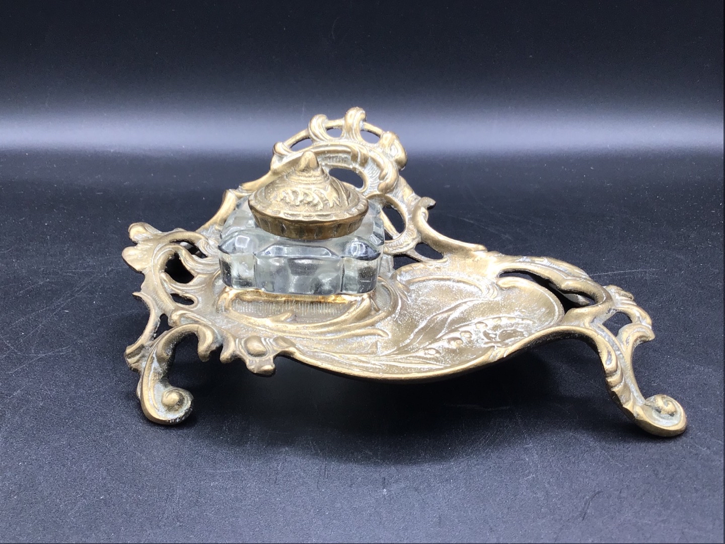 1595-BRASS FOOTED INKWELL & LID ORNATE GLASS ART NOUVEAU STYLE VINTAGE